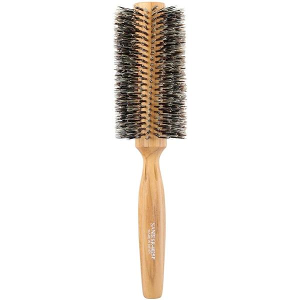 【商品説明】やわらかく厳選された豚毛を細かい穴に数多く植毛しました。 高度な植毛技術により、髪に深く食い込まず地肌に優しいソフトなブラシです。 ハンドルの中心部を空洞にする事で軽量化を実現。長時間使用しても疲れにくく思い通りのスタイリングが...