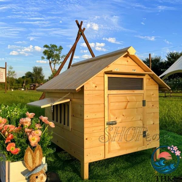 ? 【通気性があり蒸れない】ドアと二重窓が付いている犬小屋は、丈夫で耐久性があります。大きな窓のデザインにより、犬小屋の通気性と換気が良くなり、犬に良好な生活環境を与えることができます。? 【丈夫で耐久性】無垢材で作られており、木目がはっき...