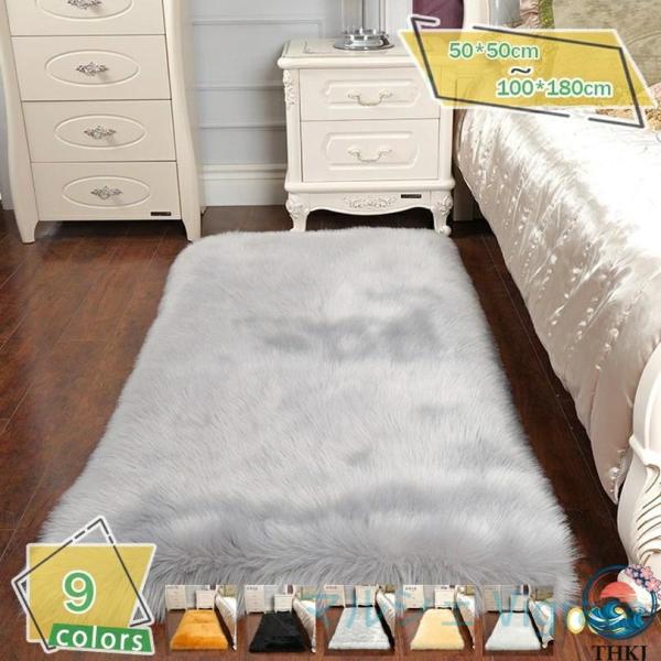 メイン素材：混紡素材とサイズ：表地素材は人工ウール 毛の長さ：約50-60mm。【特長】人工ムートンから作れ、豪華な雰囲気を作る。書斎、リービング、ベッドルームのインテリアにぴったりした飾りだ。高密度で手触りが良く、手入れが簡単で長めのウー...