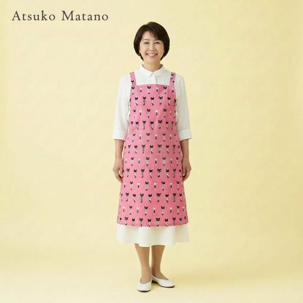 マタノアツコ定番の黒猫を仔猫ちゃんにして、ドットや格子、ボーダー柄のマスコットにしてデザインした、ユーモアあるかわいいエプロンです。丈はやや短めで、通気性の良い綿と麻の混合生地で、手触りも柔らかです。ポケットはサイドから手を入れる形で、肩ひ...
