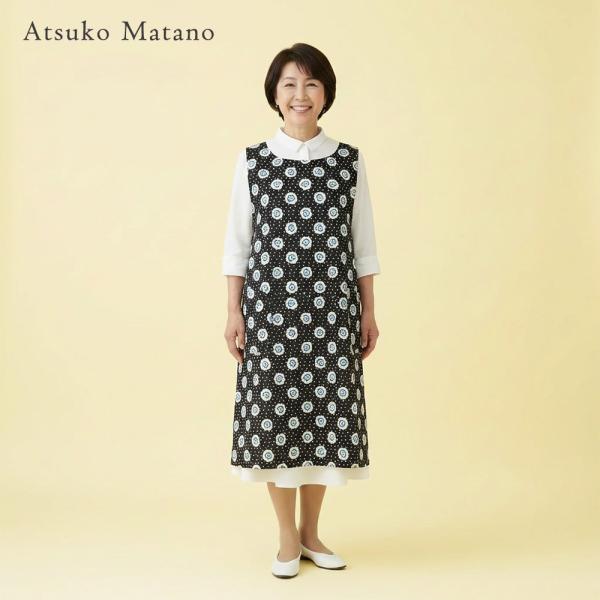 バラの花と星をエプロン全体に散りばめた独特なデザインとカラーリングの袖なし割烹着です。丈が長めで、後ろ中央を結ぶひもは、ウエストラインを絞り寄せることができます。ポケットはサイドから手を入れる形で、右ポケット上部にはペンホルダーが付いていま...