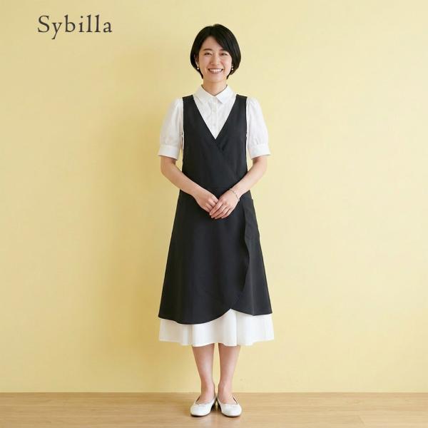 BasicBの新型で左前で生地が重なるラップ型のエプロンです。しなやかなフレアのシルエットで胸元はやや深めのVラインです。ポケットは左前に1個あり、「sybilla」のロゴ刺繍があります。洗濯はネット使用で、アイロンはあて布使用です。つるり...
