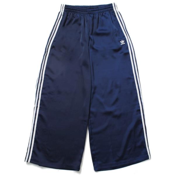 リサイクル素材を一部使用した、サテンの光沢が美しいレディーストラックパンツ。これぐらいのワイドが欲しいとオーダーしました。大きいサイズは男性も是非。ゆったりとしたシルエットで歩くたびに裾が揺れます。トレンドライクなワイドシルエットで美脚に見...