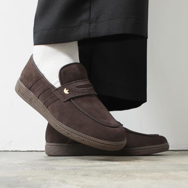 1979年にインドアスポーツシューズとして誕生し、今ではストリートの定番として愛され続ける「HANDBALL SPEZIAL」。その名作をベースに、ローファー仕様へと再構築したアディダスの新作モデルです。スエードならではのやわらかな履き心地...