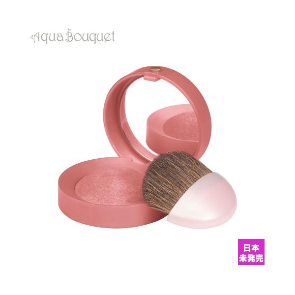 [商品説明]上質な微粒子パウダーが頬にさっと馴染んで、すべすべなお肌に仕上げるふんわりチークです。鮮やかな発色で、顔全体が華やかな印象に。汗や皮脂にも強く、使うたびに甘い繊細なローズの香りに優しく包まれて、幸せ気分が広がります。肌触りのよい...