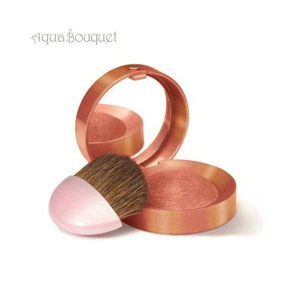 [商品説明]上質な微粒子パウダーが頬にさっと馴染んで、すべすべなお肌に仕上げるふんわりチークです。鮮やかな発色で、顔全体が華やかな印象に。汗や皮脂にも強く、使うたびに甘い繊細なローズの香りに優しく包まれて、幸せ気分が広がります。肌触りのよい...