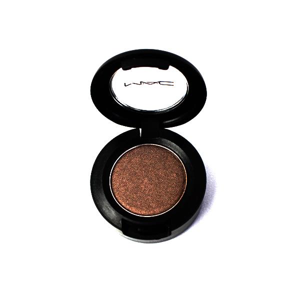 [商品名]アイシャドウフロスト1.5gサテントープ[商品説明]高度に着色したアイシャドウパウダー。均等に適用され、よく混和します。濡れても乾いても問題ない。さまざまなシチュエーション適用のテクスチャーと仕上げで利用できます。[ご使用方法]ブ...