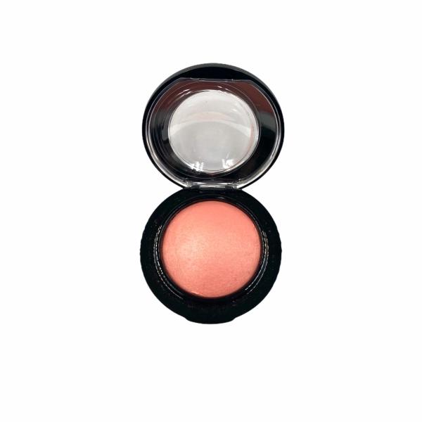 [商品名]ミネラライズブラッシュ3.2g[商品説明]デリケートなお肌や敏感な目元も考えてつくられたチーク。じっくりと窯で焼かれたパウダーが、驚くほどシアーで軽いつけ心地を実現します。重ね付けしても重くならずに自然。きらめくパール感、光を放つ...