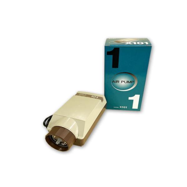 商品名：アデックス　エアーポンプ X-101　（シングル）・送気量はダイアル1回転360度で最大量から最小量まで自由に調整・送気側に大容量のエアータンクを設けることで不快音を少なくしてます。・水平対向振動機構の採用により極めて振動の少ないエ...