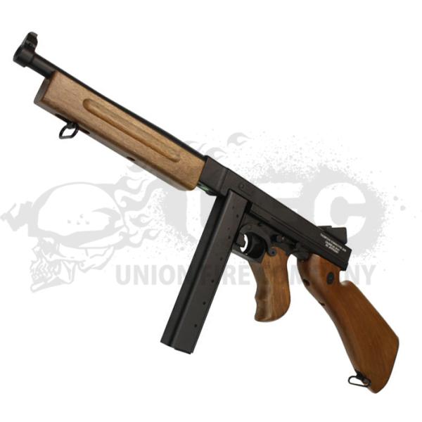 【発売日：2024年10月10日】アメリカで1942年にトンプソンM1928A1を原型として開発された短機関銃トンプソン M1A1がCYMAから電動ガンとして登場！●メーカー CYMA●全長:803mm●重量:3040g●マガジン:420発...