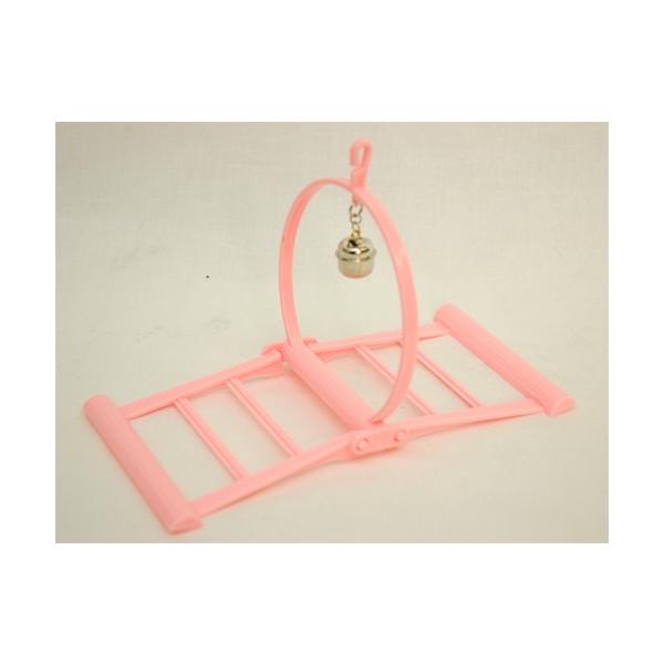 ハシゴと鈴の付いたブランコですケージの中央上部の金網に掛けて下さい小鳥はブランコが大好きなのできっと喜んでくれるはず!!ストレス解消に役立ちます※カラーのご指定ができませんのでご了承下さい。