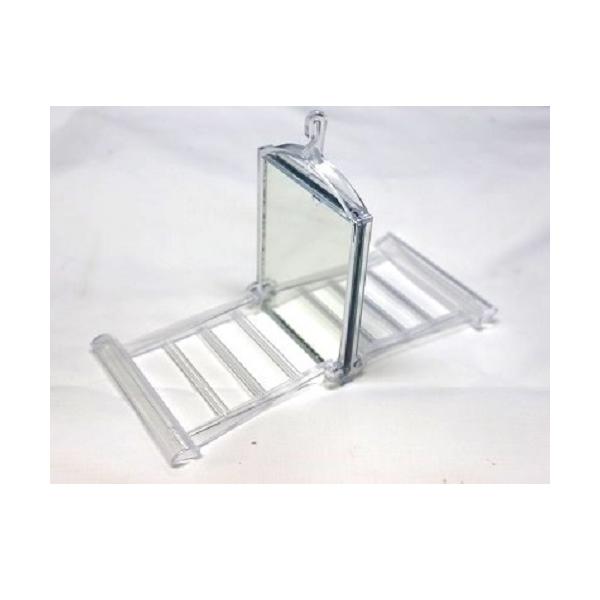 ハシゴと鏡がついた、おもちゃですケージの中央上部の金網に掛けて下さい小鳥はミラーが大好きで、ミラーに映った姿につられて給餌動作をしたり、仲間と思って良くさえずったり、また運動もしますストレス解消に役立ちます。【メーカー】コバヤシ