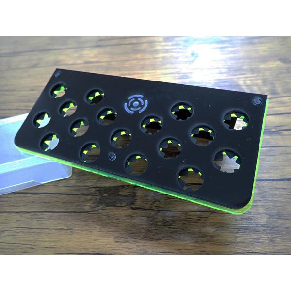 メーカー：PNW Custom●特徴plugを最大１７個挿すことが可能です。蛍光グリーンがLEDでより綺麗に見えます。本体サイズ約６ｉｎ x ２．５ｉｎ（１５．２４ｃｍ×６．３５ｃｍ）マグネットは２つ付属します。水槽厚１２．７ｍｍまで対応です。