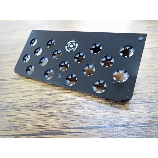 メーカー：PNW Custom●特徴plugを最大１７個挿すことが可能です。シンプルなブラックカラーです。本体サイズ約６ｉｎ x ２．５ｉｎ（１５．２４ｃｍ×６．３５ｃｍ）マグネットは２つ付属します。水槽厚１２．７ｍｍまで対応です。