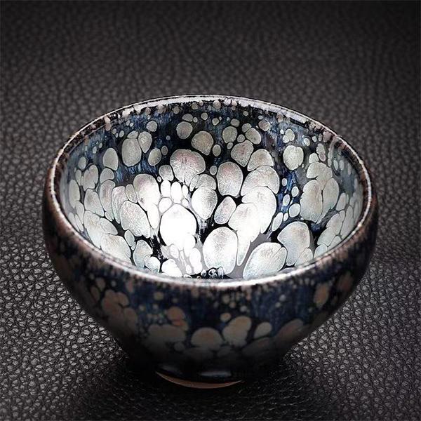 商 品 名：曜変茶器【天目茶碗の寸法】　直径：約90mm。　高さ：約55mm。【名称】:中国建陽(コンヤン）。職人手作りですので形や色、大きさは１つ１つ異なります。※厳重に梱包しておりますが、陶器の性質上、配送時に強い衝撃が加わると稀に破損...