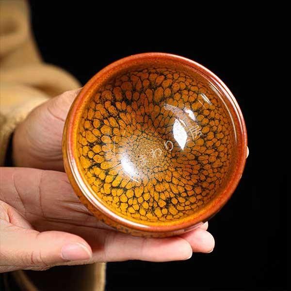 商 品 名：黄金の鳩斑茶器直径：口径95mm。　高さ：約72mm。【名称】:中国建陽(コンヤン）。職人手作りですので形や色、大きさは１つ１つ異なります。※厳重に梱包しておりますが、陶器の性質上、配送時に強い衝撃が加わると稀に破損の恐れがあり...