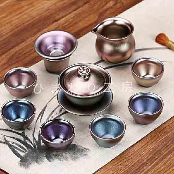 商 品 名：曜変茶器セット【名称】:中国建陽(コンヤン）。職人手作りですので形や色、大きさは１つ１つ異なります。※厳重に梱包しておりますが、陶器の性質上、配送時に強い衝撃が加わると稀に破損の恐れがあります。到着した商品に不具合があった場合は...