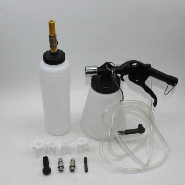 エアー式ブレーキフルードチェンジャーです。自動車やバイクのブレーキのエアー抜きが一人で可能になります。ブレーキオイル交換時、ブレーキラインのエアー抜きにはこのブレーキブリーダーキットが重宝します。コンプレッサーの空気圧力を使用して、タンク内...