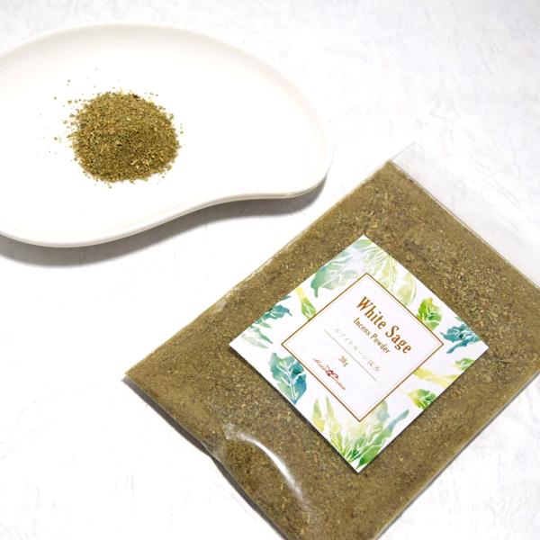 ■素材：ホワイトセージ■内容量：30ｇ■商品説明『ホワイトセージ抹香（粉末状お香）』ホワイトセージを粉末状に加工して、品質を揃えました。抹香としてそのままご利用いただけます。物から空間まであらゆるものを浄化し、かぐわしい香で包み込みます。浄...