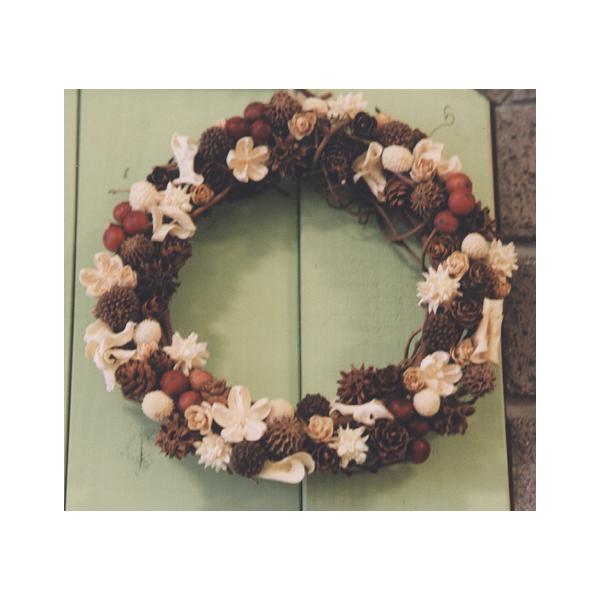 素朴な蔓のリースをベースにかわいい形の木の実類をアレンジしました。いろんな形の松毬は漂白したのも入れて、見た目にも楽しくしてみました。サンキライをあしらって、クリスマスを演出。紅白でめでたいので、お正月用にも良いかも。秋から冬にかけてずっと...