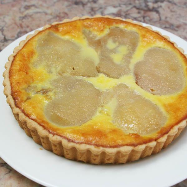 桃山町あらかわの桃を、フラン生地(卵、牛乳、生クリームをベースにした生地)と一緒にシュクレ生地のタルトに流し込みしっとり焼き上げました。甘さを控え目にしているので桃の自然な風味をお楽しみいただけます。梅酢を食べて元気に育った鶏が生む生で食べ...