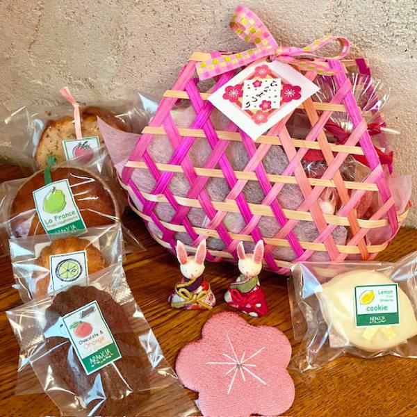 竹を編んで作られたかわいいピンクのかごに、ちりめんのうさぎの雛人形と焼き菓子5個を詰め合わせたかわいいひな菓子ギフト。ピンクのリボンでかわいく仕上げました。かごの大きさは、横巾約１９cm。ちりめんを貼り合わせて作られたのうさぎのおひな様。お...