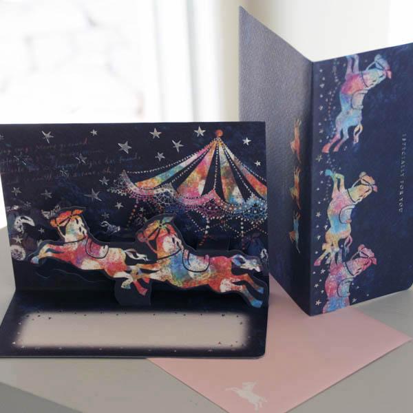 ちょっとゴージャスでいてシックな雰囲気の木馬が飛び出す多目的カードです。星がきらめく夜の遊園地で、回転木馬が動き出す。レインボーカラーのメリーゴーランドが幻想的。表に ESPECIALLY FOR YOU」の文字がシルバーで書かれてます。 ...