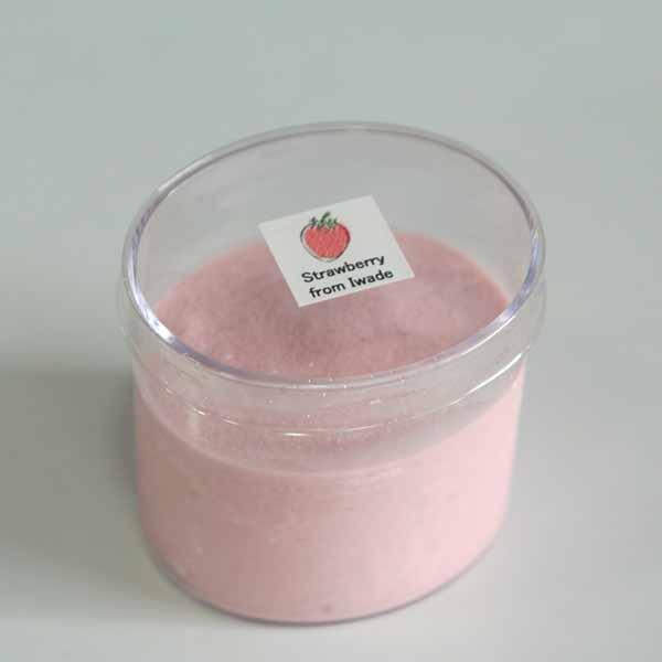 和歌山市栩野さんが有機栽培で作ったこだわり苺をふんだんに使った甘さ控えめで苺の香りいっぱいのムース。和歌山市栩野さんが手間ひまかけて育てた苺は、甘味と酸味のバランスがよく遠方からも買い求めにくる程おいしい苺です。その苺を贅沢にもたっぷり使っ...