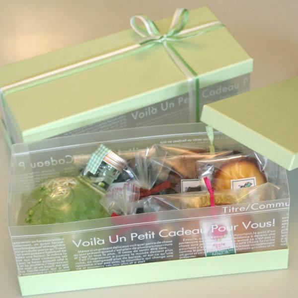 夏季(4月〜10月頃)の間、配送中車内の高温から守るため、クール便でお届けします。到着後は、常温(冷暗所)で保管ください。今話題の標本風お花のアレンジ「ハーバリウム」に、　和歌山産柑橘フルーツを焼き込んだ焼き菓子4個、　2種類のハーブティと...