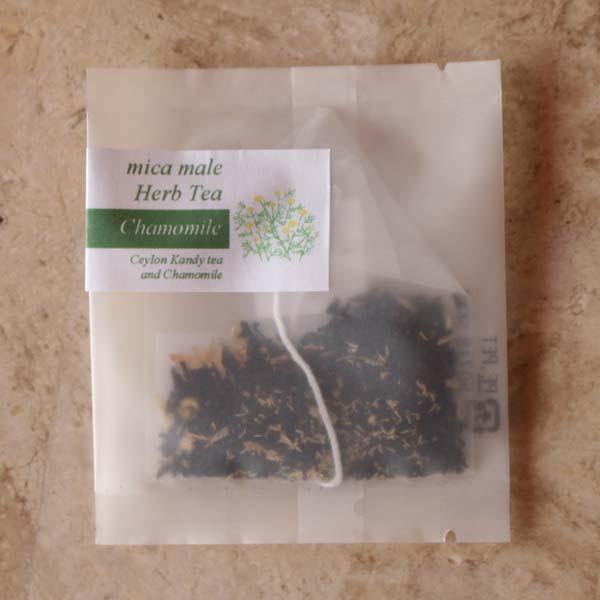 　スリランカ直輸入の新鮮で高品質な紅茶をベースに、　ハーブティーを合わせた、ちょっとリッチなティーバッグを作りました。　　ことらの商品は、　「大地のリンゴ」という意味のギリシャ語が由来のカモミールを入れました。　カモミールには、鎮静や弛緩効...