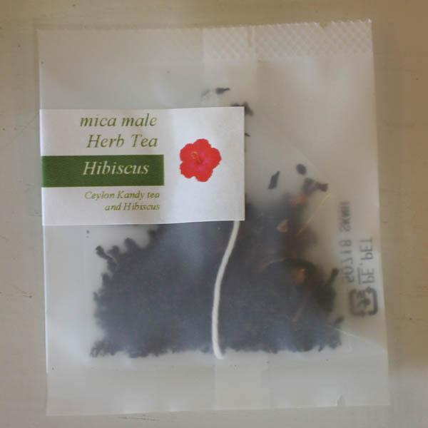 スリランカ直輸入の新鮮で高品質な紅茶をベースに　ハーブティーを合わせた、ちょっとリッチな　ティーバッグを作りました。　こちらの商品は、太陽の香りがするハーブティーのハイビスカスを入れました。酸味の効いたトロピカルな味をお楽しみください。