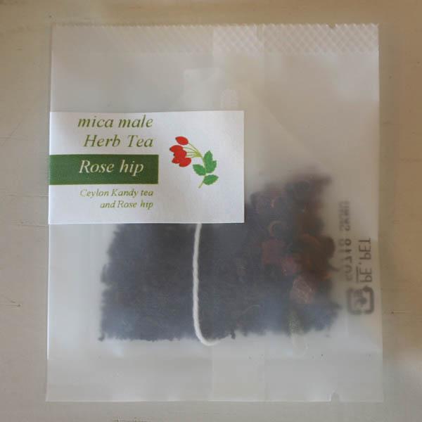 スリランカ直輸入の新鮮で高品質な紅茶をベースに　ハーブティーを合わせた、ちょっとリッチな　ティーバッグを作りました。　こちらの商品は、　爽やかな酸味で、女性に人気の　ハーブティーのローズヒップを入れました。　甘酸っぱい香りをお楽しみください。