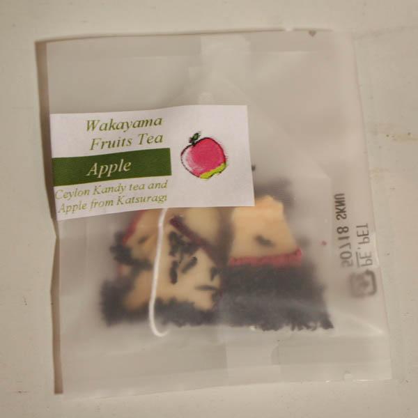 　スリランカ直輸入の新鮮で高品質な紅茶をベースに、　和歌山産のフルーツやスパイスを合わせた、　ちょっとリッチなティーバッグを作りました。　こちらの商品は、和歌山産りんごを入れて、　ほんのり甘酸っぱい香りが特徴。　かつらぎ町上垣内さんが減農薬...