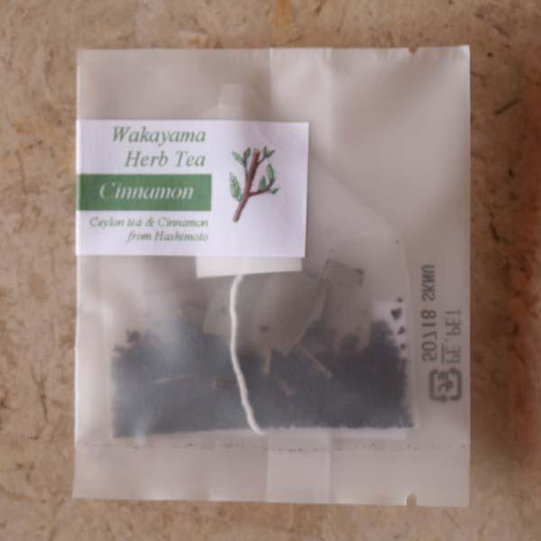 　スリランカ直輸入の新鮮で高品質な紅茶をベースに、　和歌山産のフルーツやスパイスを合わせた、　ちょっとリッチなティーバッグを作りました。　こちらの商品は、　香りのよい和歌山産シナモンリーフを入れて、　甘くエキゾチックな香りが特徴。　橋本市生...