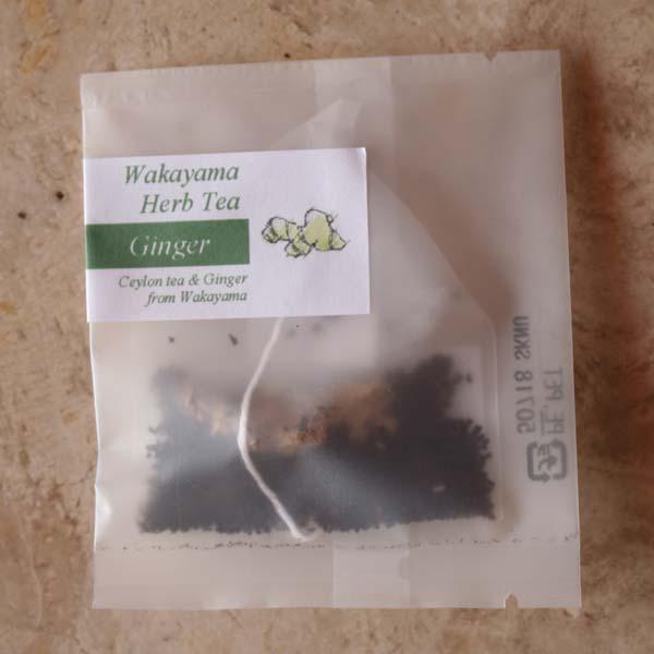 　スリランカ直輸入の新鮮で高品質な紅茶をベースに、　和歌山産のフルーツやスパイスを合わせた、　ちょっとリッチなティーバッグを作りました。　こちらの商品は、　和歌山産ショウガを入れて、　爽やかなピリッとした刺激が特徴。　和歌山市石川さんが減農...