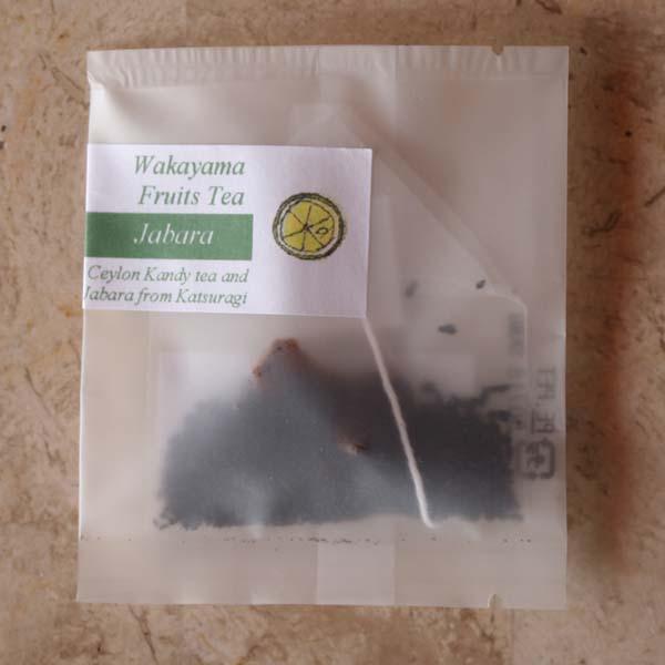 　スリランカ直輸入の新鮮で高品質な紅茶をベースに、　和歌山産のフルーツやスパイスを合わせた、　ちょっとリッチなティーバッグを作りました。　こちらの商品は、柑橘フルーツのじゃばらのピールを入れて、　個性的な爽やかな香りが特徴。　花粉症に効くと...