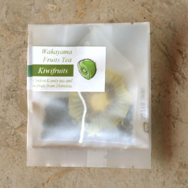 　スリランカ直輸入の新鮮で高品質な紅茶をベースに、　和歌山産のフルーツやスパイスを合わせた、　ちょっとリッチなティーバッグを作りました。　こちらの商品は、和歌山産キウイを入れて、　酸味の効いた爽やかな香りが特徴。　下津町上山さんが減農薬で栽...