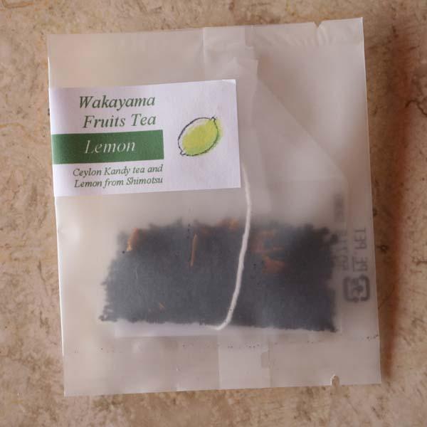 　スリランカ直輸入の新鮮で高品質な紅茶をベースに、　和歌山産のフルーツやスパイスを合わせた、　ちょっとリッチなティーバッグを作りました。　こちらの商品は、　和歌山産減農薬のレモンのピールを入れて、　爽やかな香りが特徴。　下津町上山さんが減農...