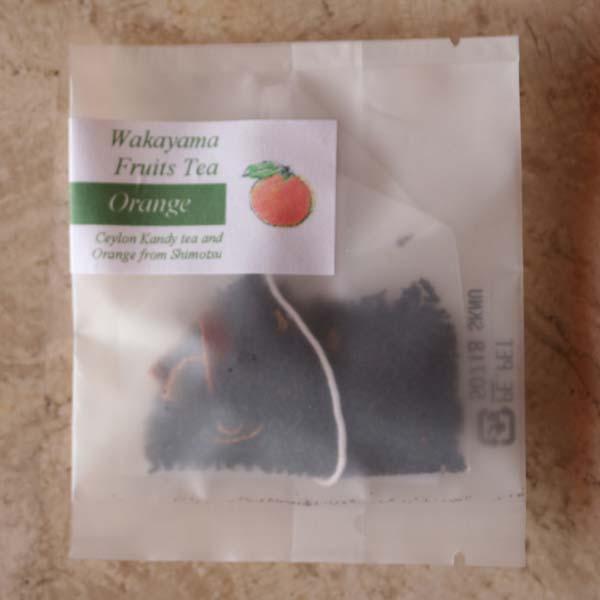 　スリランカ直輸入の新鮮で高品質な紅茶をベースに、　和歌山産のフルーツやスパイスを合わせた、　ちょっとリッチなティーバッグを作りました。　こちらの商品は、　和歌山産季節のオレンジのピールを入れて、　甘酸っぱく爽やかな香りが特徴。　下津町上山...