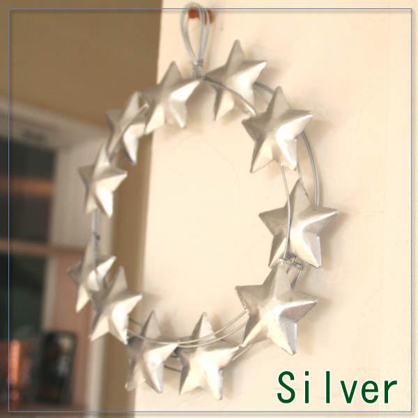 ブリキで作った星型をふっくらと立体的に貼り合わせた星が11個ワイヤーでつながってリースになっています。銀色ですが、マット感があり、落ち着いた色合いで、どちらかといえば、シックな印象のシルバー。ハンドメイドの風合いが、金属でありながら、温かい...
