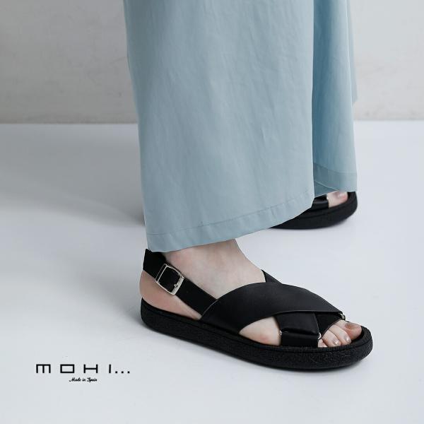 <p>MOHI(モヒ)より、カウレザークロスストラップサンダルのご紹介です。甲にはレザーを大きく使った幅広のクロスストラップをデザインしました。足を包み込むようにホールドしてくれる一足。クッションのきいたインソールとグリップ力に...