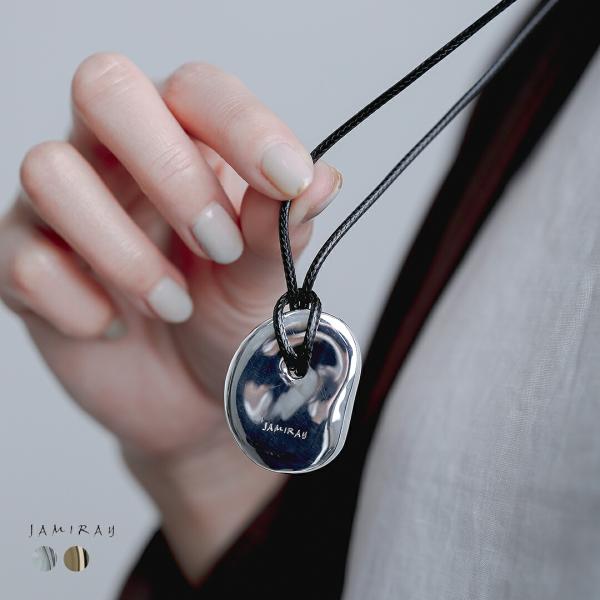 JAMIRAY(ジャミレイ)より、ビーン コード ネックレス “BEAN CORD NECKLACE S”のご紹介です。インドの旅先で出会ったオブジェからインスピレーションを得て生まれた、ユニークなBEANフォルム。有機的な丸みを帯びた形状...