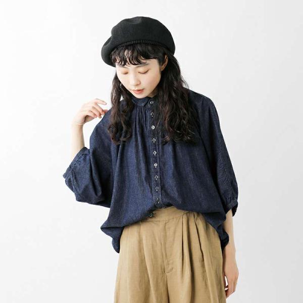 DMGよりコットンデニムグランシャツのご紹介です。頭からすっぽりと被りたくなるようなデニムシャツです。首元までキュッとなった襟元、短い襟などコケティッシュな風合いがどこか漂います。これ一枚を使うことにより大人ガーリーなスタイリングができる魅...