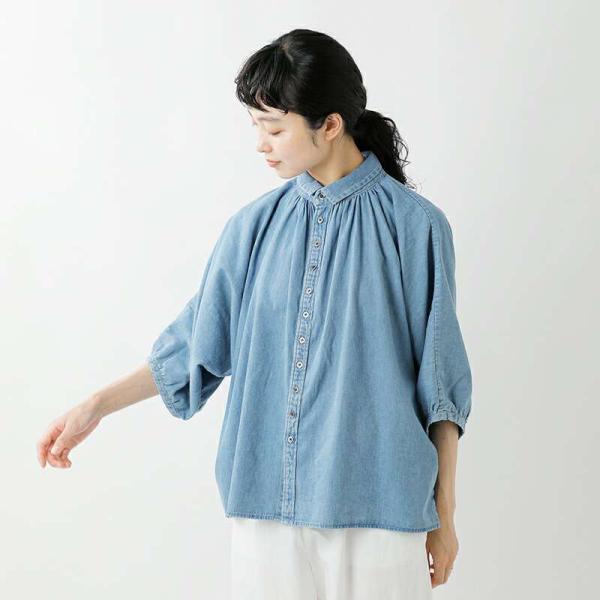 DMGよりUSEDデニムグランシャツのご紹介です。頭からすっぽりと被りたくなるようなデニムシャツです。首元までキュッとなった襟元、短い襟などコケティッシュな風合いがどこか漂います。これ一枚を使うことにより大人ガーリーなスタイリングができる魅...