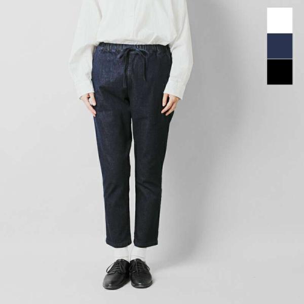 TRAVAIL MANUEL(トラバイルマニュエル)より、デニムペグパンツのご紹介です。ストレッチが利いた履きやすさ・動きやすさを持ち合わせた快適なデニムパンツです。足先をスッキリときれいに見せてくれるそのディテールは絶妙です。爽やかなホワ...