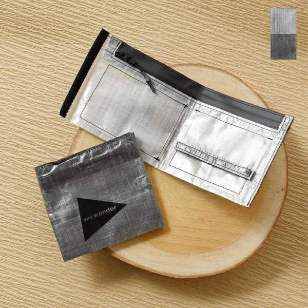and wander(アンドワンダー)よりダイニーマ ウォレット “UL wallet with Dyneema(R)”のご紹介です。高い防水性と軽量性を備えた二つ折り財布。スムーズなテープ開閉や防水ファスナーなどユースフルな機能性を備えて...
