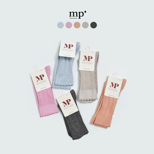 <p>mp Denmark(エムピーデンマーク)より、コットングリッターソックス Julia glitter socksのご紹介です。上品なコットン混ラメソックスです。トップ部分には幅広のリブ編みが施され、波状のフリルのようなエ...