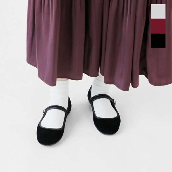 ALBEROLA(アルベローラ)より、ベルベット ワンストラップ フラット シューズをご紹介します。ラウンドトゥの可愛らしいフォルムと、ワンストラップのアクセントが女性らしいメリージェーン。マットなベルベッド素材は暖かみがあり、クラシカルな...