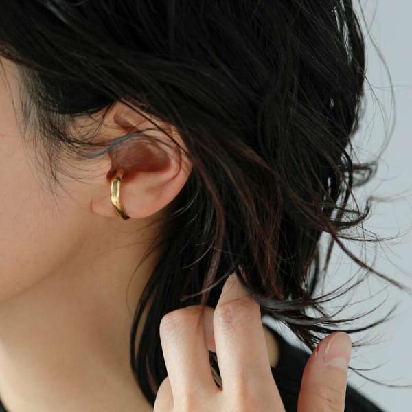 Aperdiem(アペルディエム)より、フロー スクエア カーブ ピアス “Flow Square Curve Pierce”のご紹介です。大きめのイヤーカフを付けているような特徴的なデザインのピアス。耳元にほんのり個性的なニュアンスをプラ...