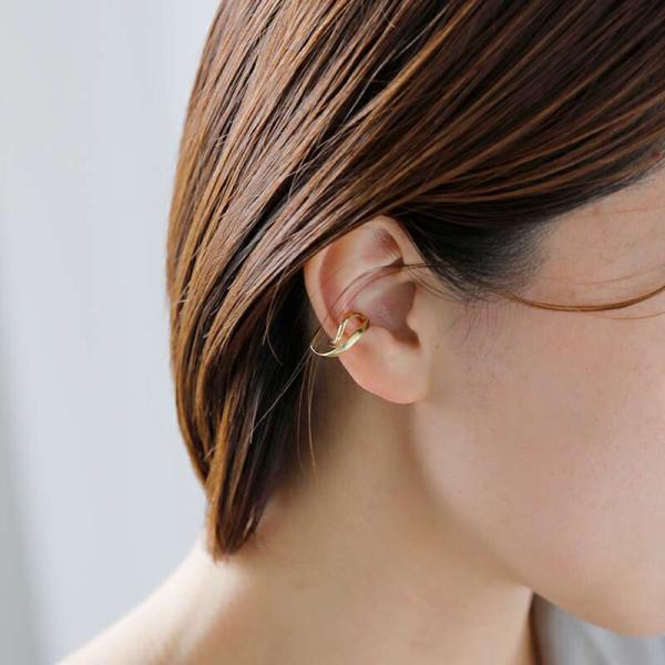 Aperdiem(アペルディエム)よりリボンテープ イヤーカフ “Twirl Ear Cuff” 片耳用のご紹介です。リボンのような、テープのようなヒラヒラ、くるくるとした有機的で軽やかな動きをそのまま金属で表現したシリーズ。予定調和ではな...